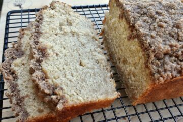 Apple Cinnamon Bread with Streusel Topping • www.knifeandpaddle.com